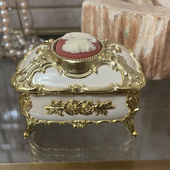 Vintage Cameo Jewelry Box Vintage Victorian Lady Cameo Tin Jewelry Box ...